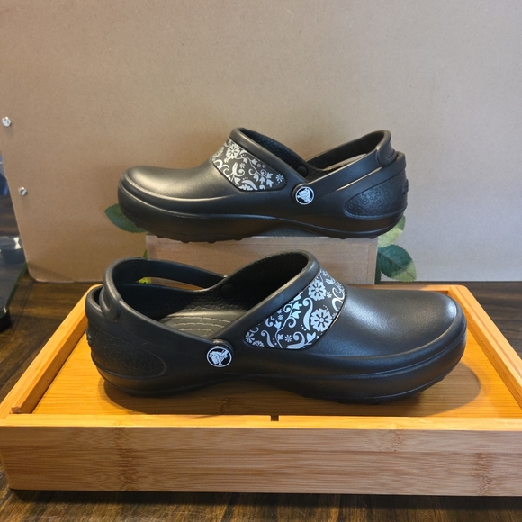 CROCS | Shoes | Crocs Womens Black Clog With Flower Print Womens 6 ...
